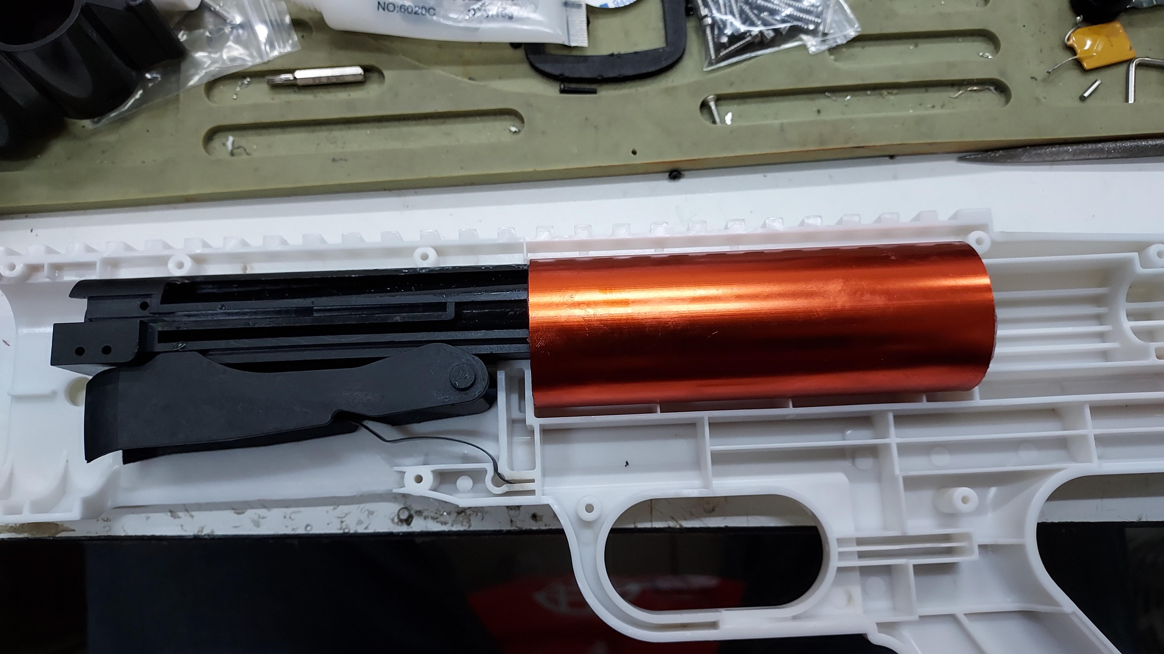 Ensuring the shell lifter sits on the breech properly